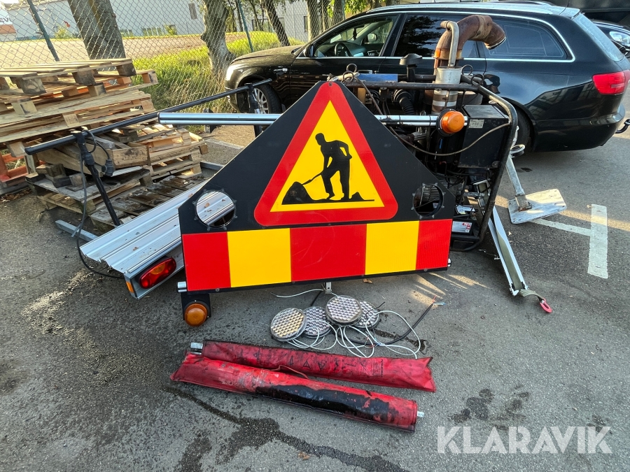 Varningsskylt för montage på fordon och varningsflaggor 2 st