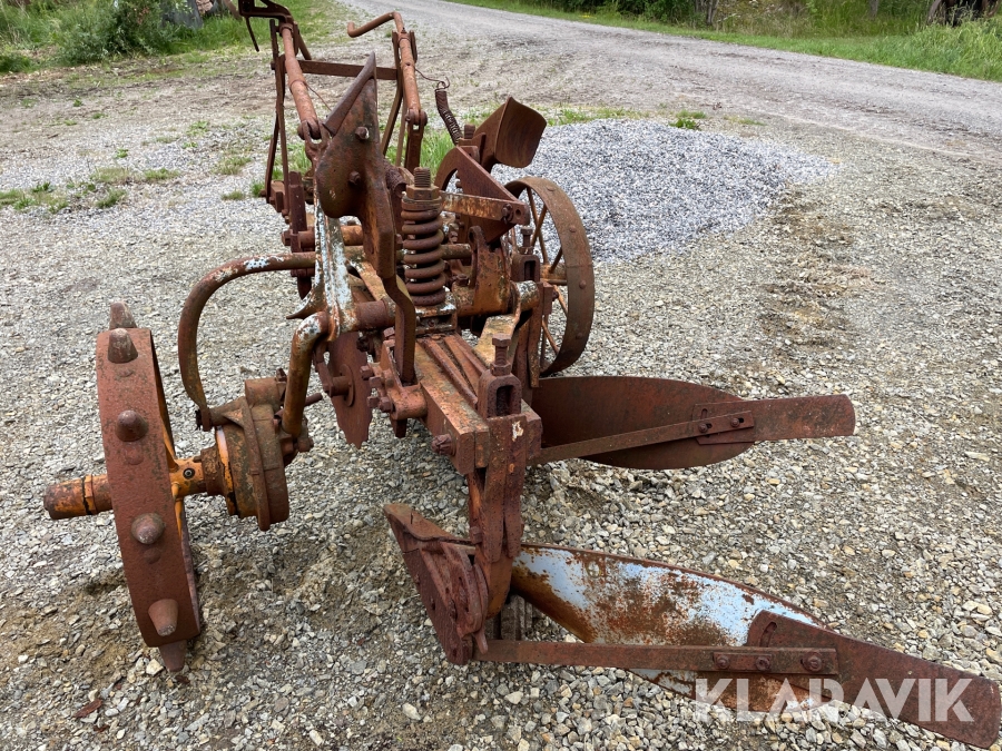 Tvåskärig plog Patent Sesam 2C-12, Tanum, Klaravik auktioner