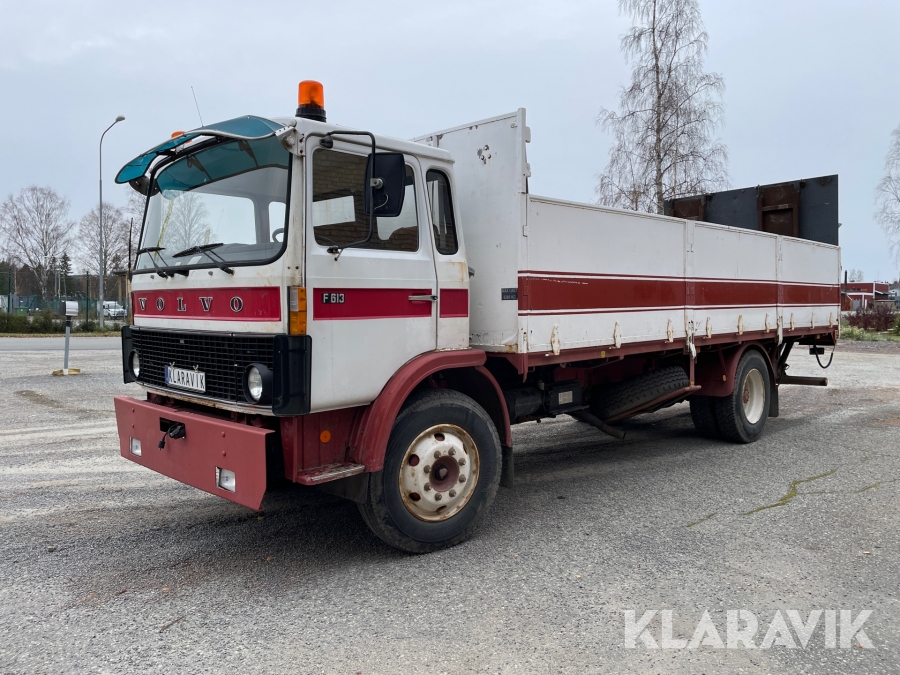 Lastbil Volvo F613 med bakgavellyft och ramp