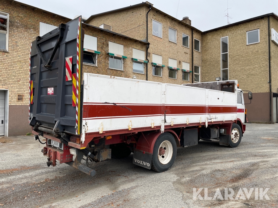 Lastbil Volvo F613 med bakgavellyft och ramp