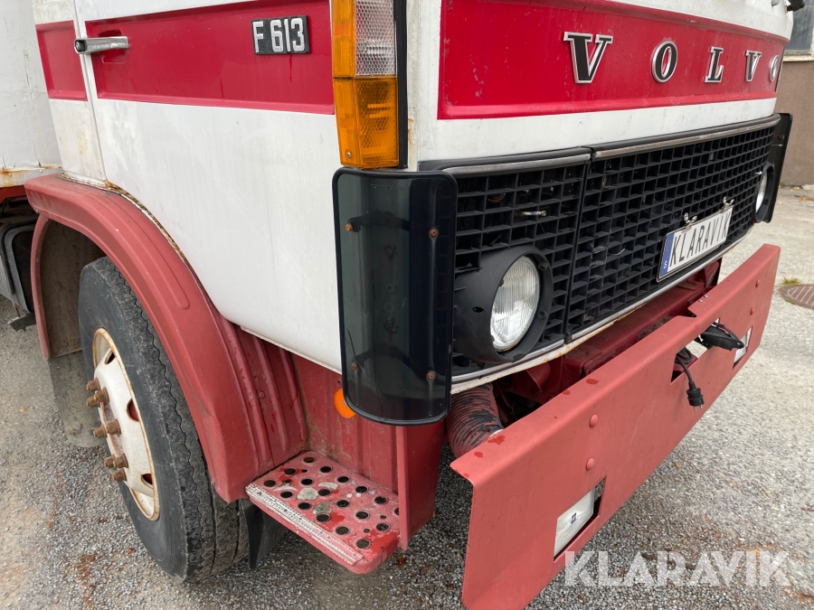 Lastbil Volvo F613 med bakgavellyft och ramp