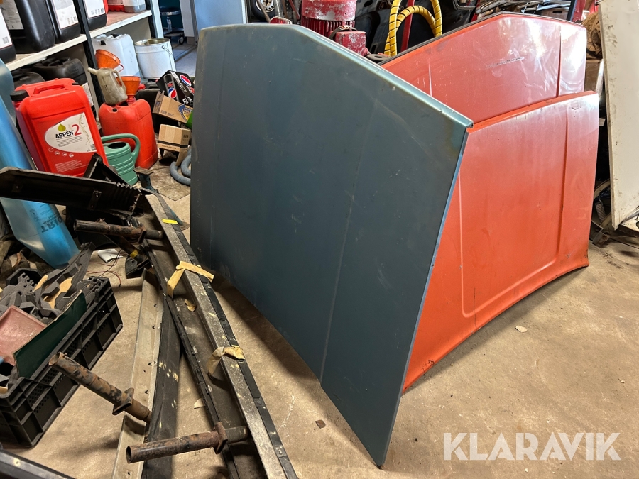 Motorhuv Volvo 140, Halmstad, Klaravik auktioner