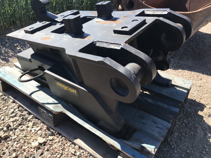 Klaravik Auktioner | Engcon Adapter B27-B30