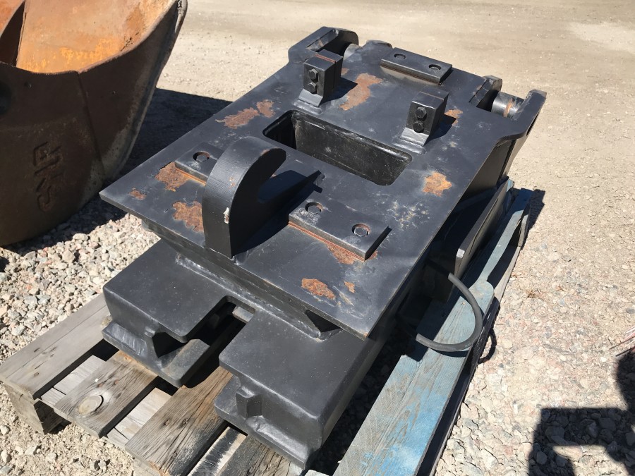 Klaravik Auktioner | Engcon Adapter B27-B30