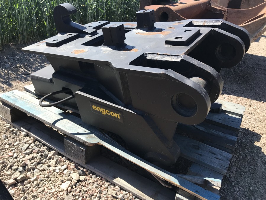Klaravik Auktioner | Engcon Adapter B27-B30