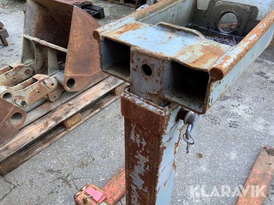 Klaravik Auktioner | Redskapsfäste till kran Hevo med redskap