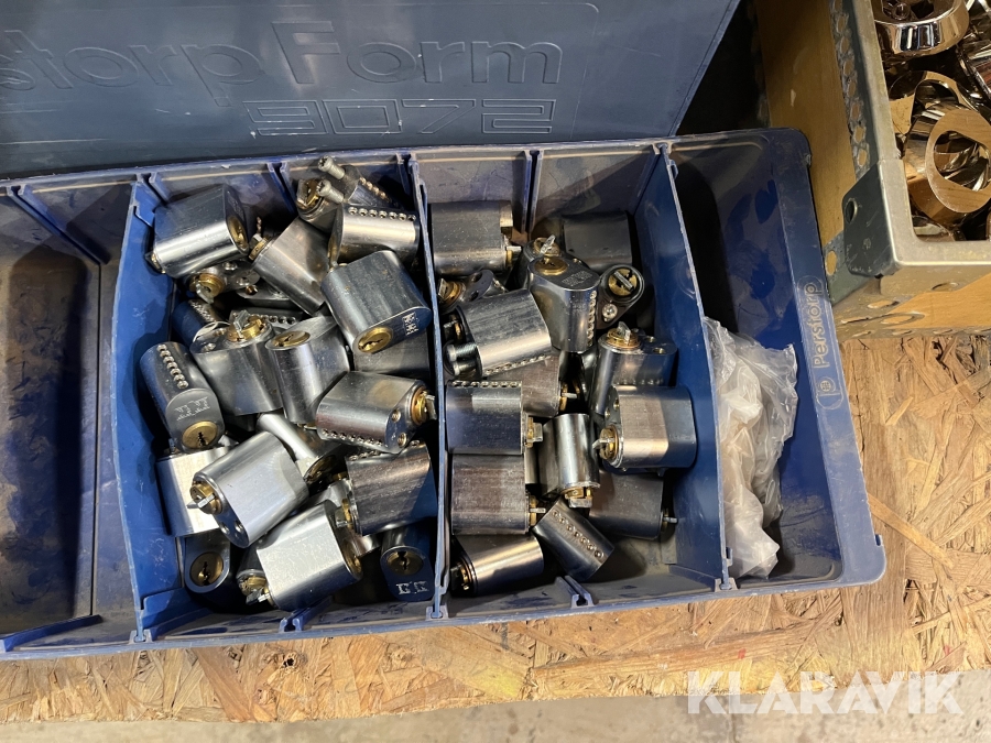 Paket med lås & beslag, Huddinge, Klaravik auktioner