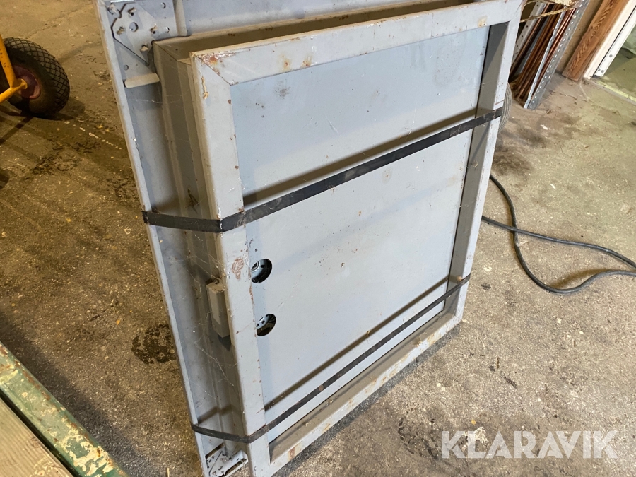 Klaravik Auktioner | Inspektionslucka i plåt