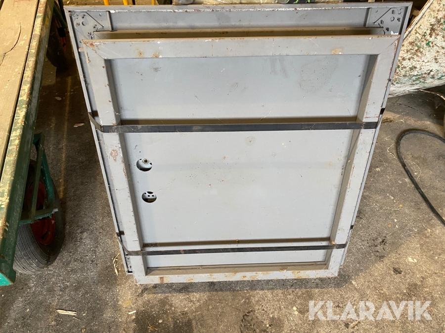 Klaravik Auktioner | Inspektionslucka i plåt