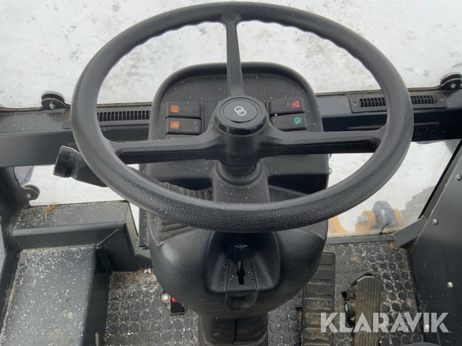 Redskapsbärare Variotrac 300 R med sidomonterad kran