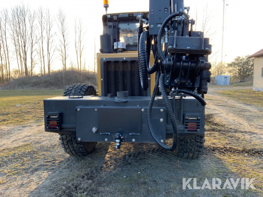 Redskapsbärare Variotrac 300 R med sidomonterad kran