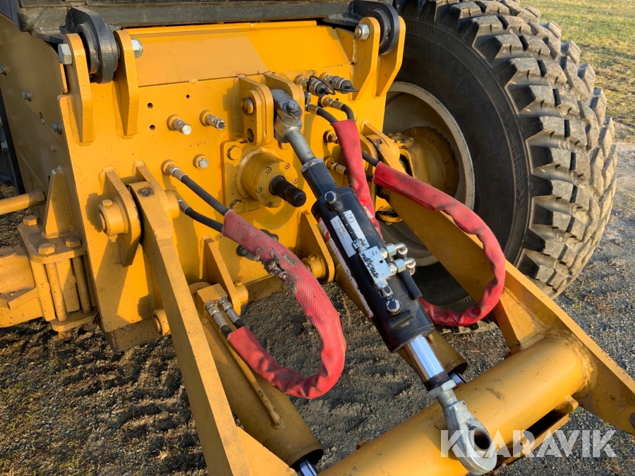 Redskapsbärare Variotrac 300 R med sidomonterad kran