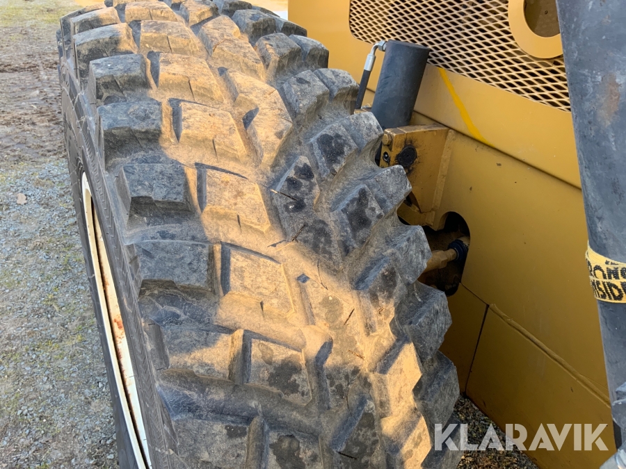 Redskapsbärare Variotrac 300 R med sidomonterad kran