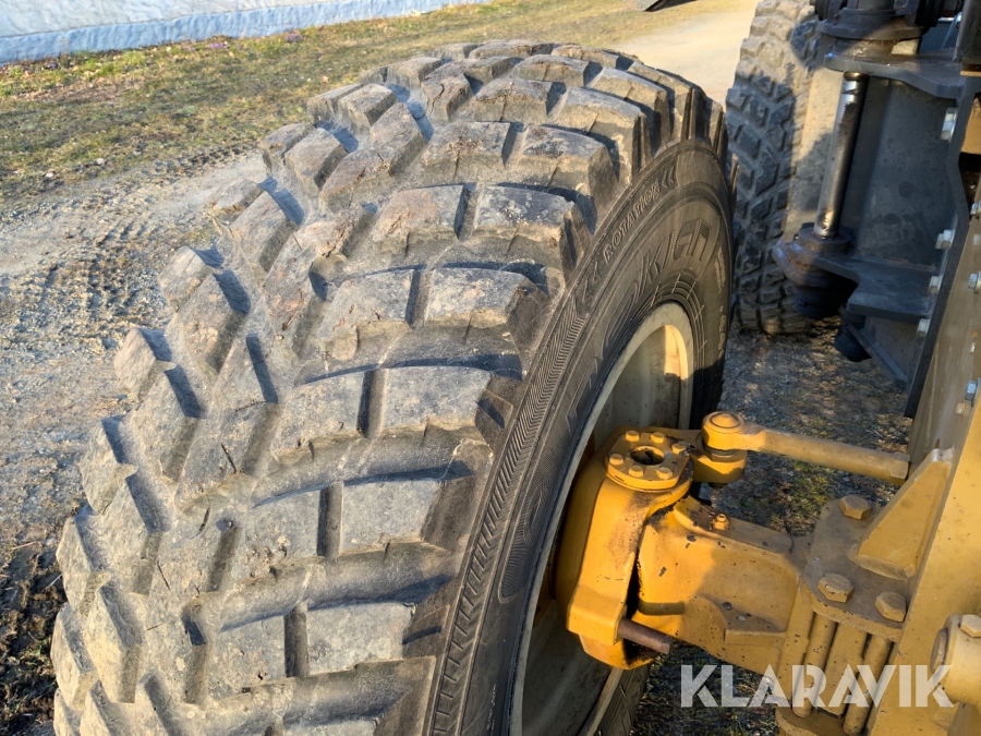 Redskapsbärare Variotrac 300 R med sidomonterad kran