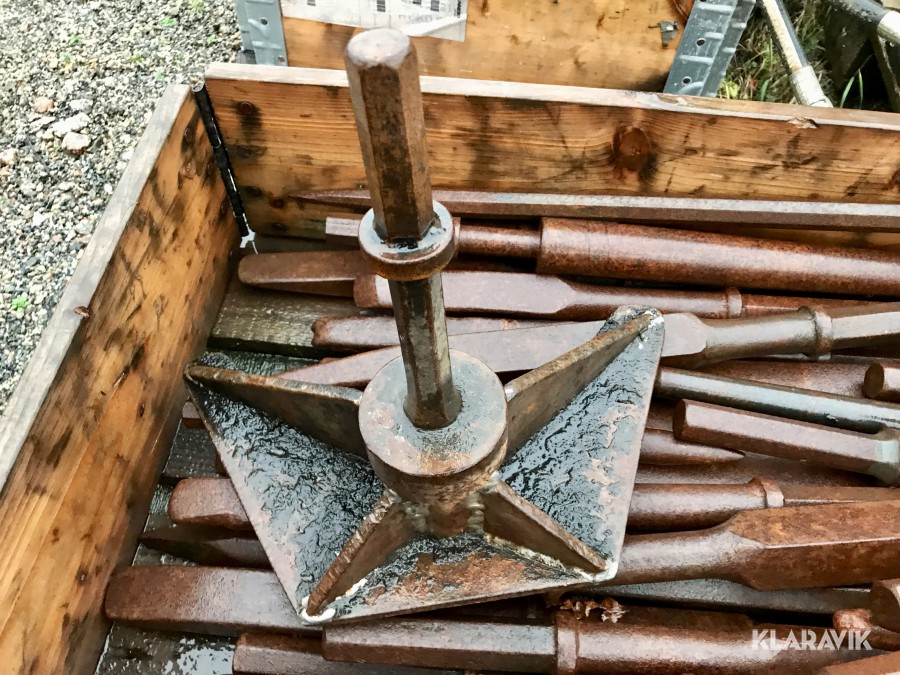 Klaravik Auktioner | En pall med Spett till Spettmaskin