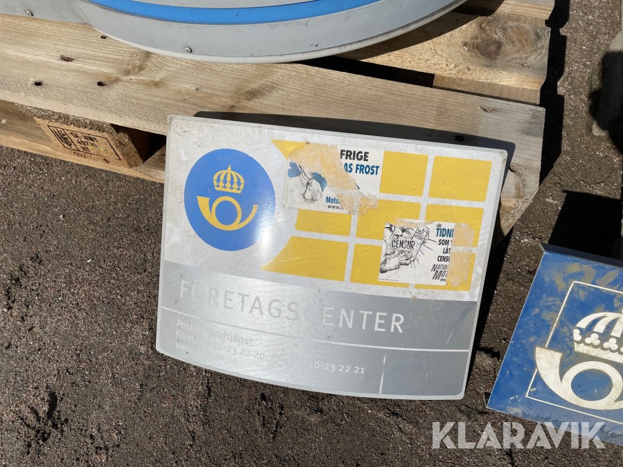 Gamla Post-skyltar med belysning