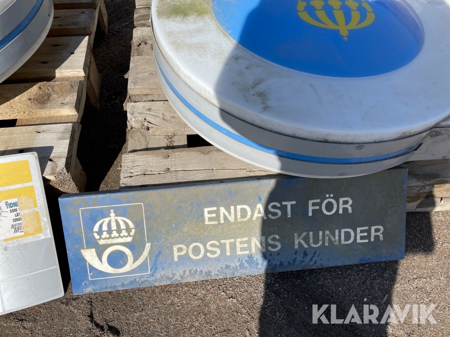 Gamla Post-skyltar med belysning