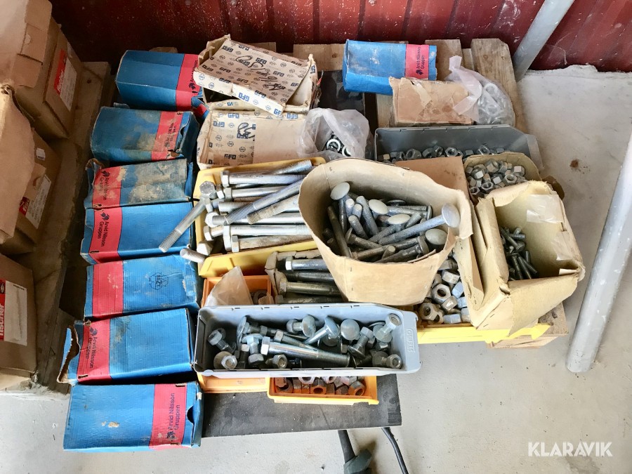 Klaravik Auktioner | Diverse Bult Mutter och Brickor