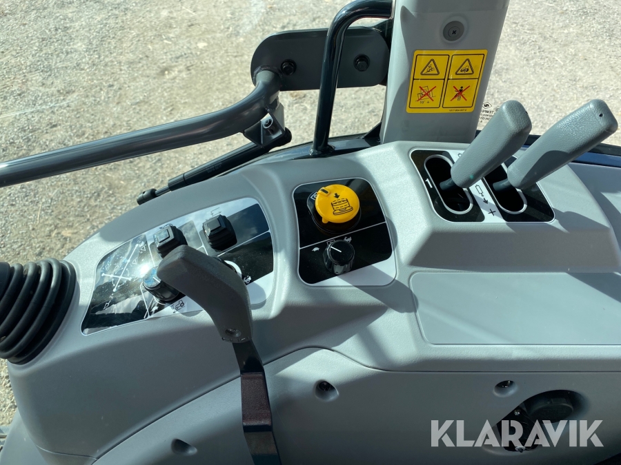 Traktor Massey Ferguson 1747, Linköping, Klaravik auktioner