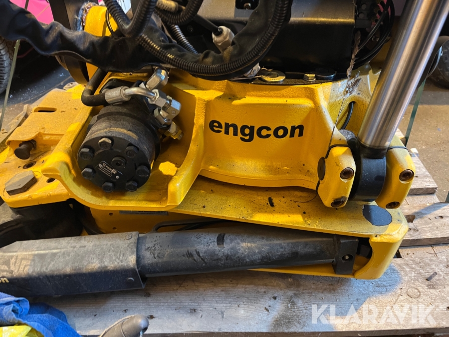 Tiltrotator med löstagbar grip och Markvibrator Engcon EC219