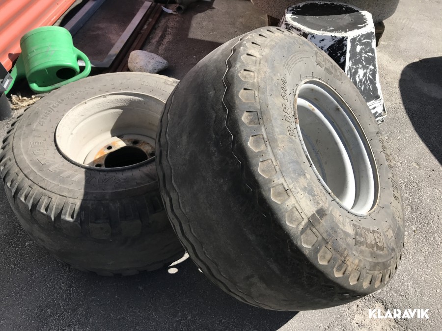 Klaravik Auktioner | Däck på fälg 400/60-15,5 4st