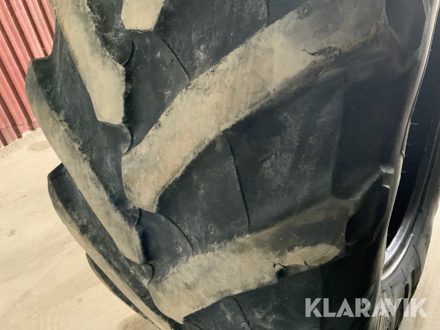 Klaravik Auktioner | Traktordäck 2st Pirelli TM 800 650/65 R38