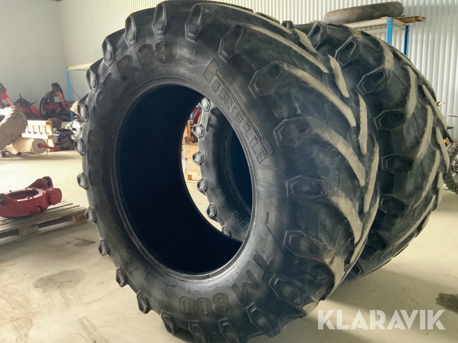 Klaravik Auktioner | Traktordäck 2st Pirelli TM 800 650/65 R38