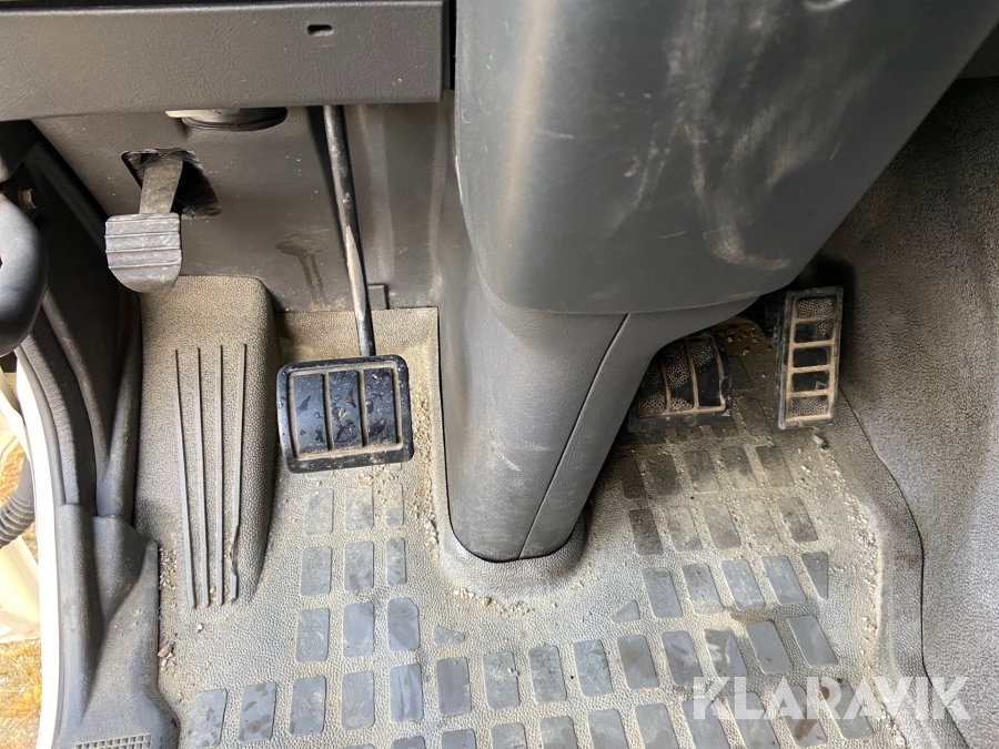 Lastbil Volvo FM7-12 med sop-blåsmaskin och plog