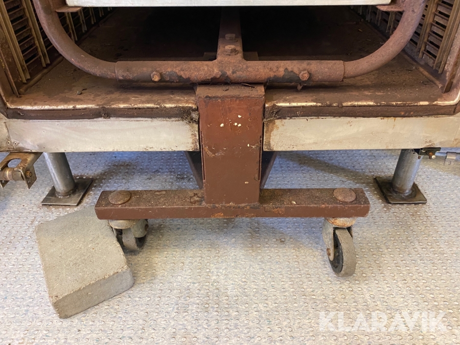 Klaravik Auktioner | Ugn med stickvagnar 2st Revent