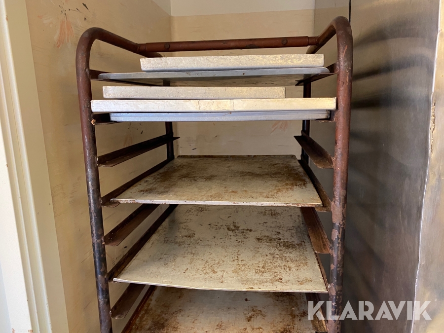 Klaravik Auktioner | Ugn med stickvagnar 2st Revent