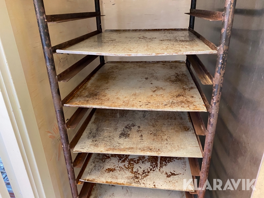 Klaravik Auktioner | Ugn med stickvagnar 2st Revent