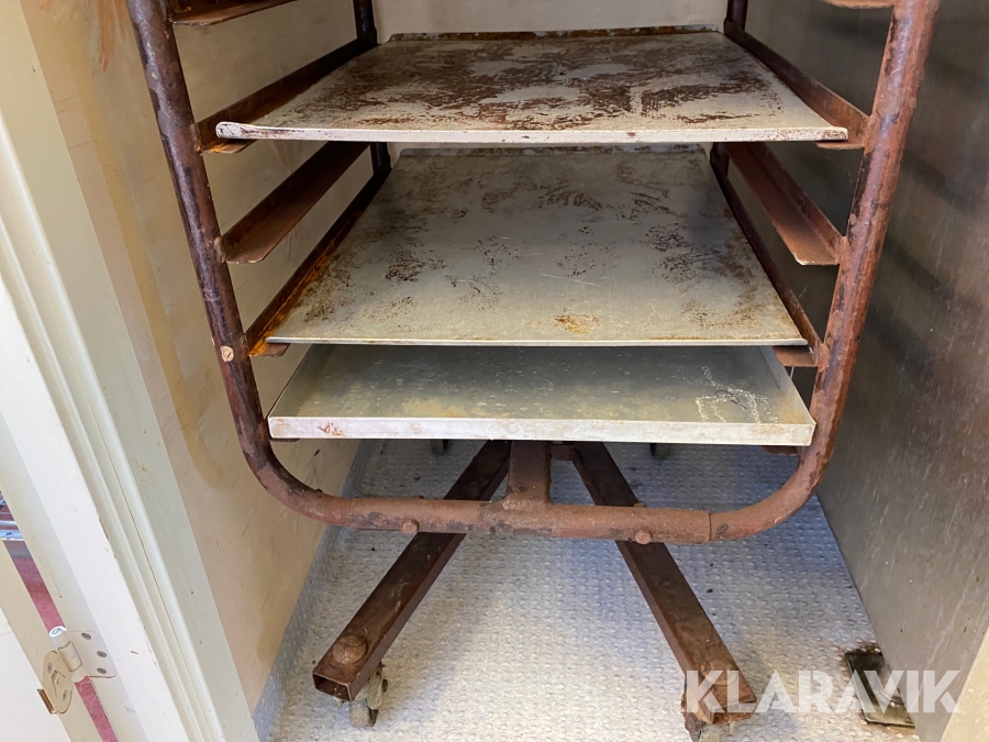 Klaravik Auktioner | Ugn med stickvagnar 2st Revent