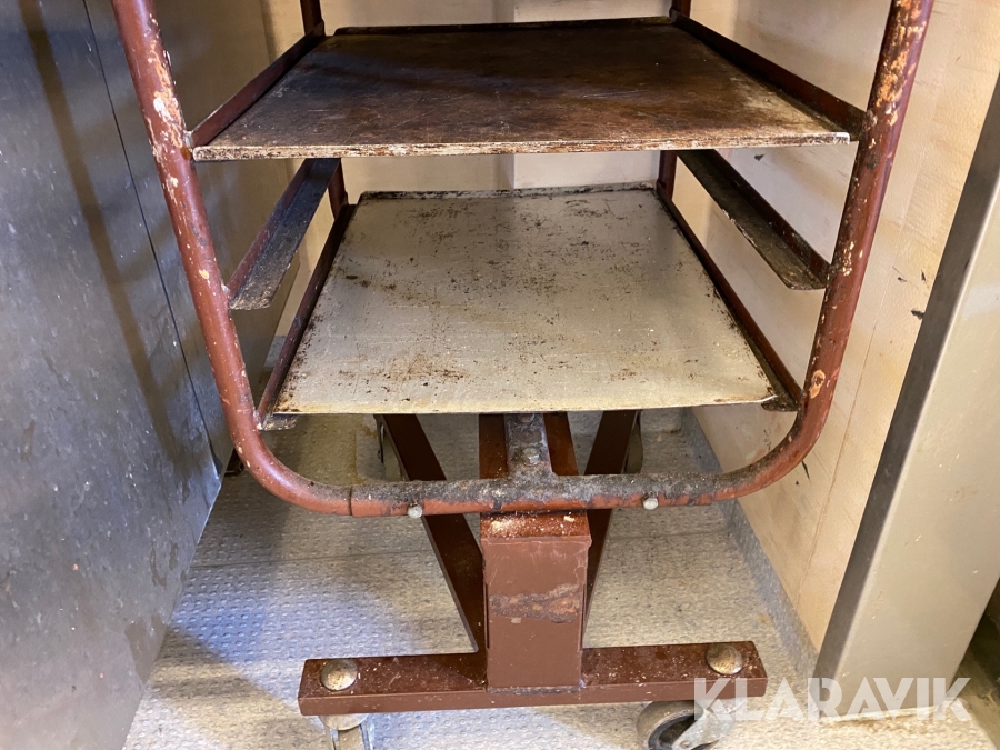 Klaravik Auktioner | Ugn med stickvagnar 2st Revent