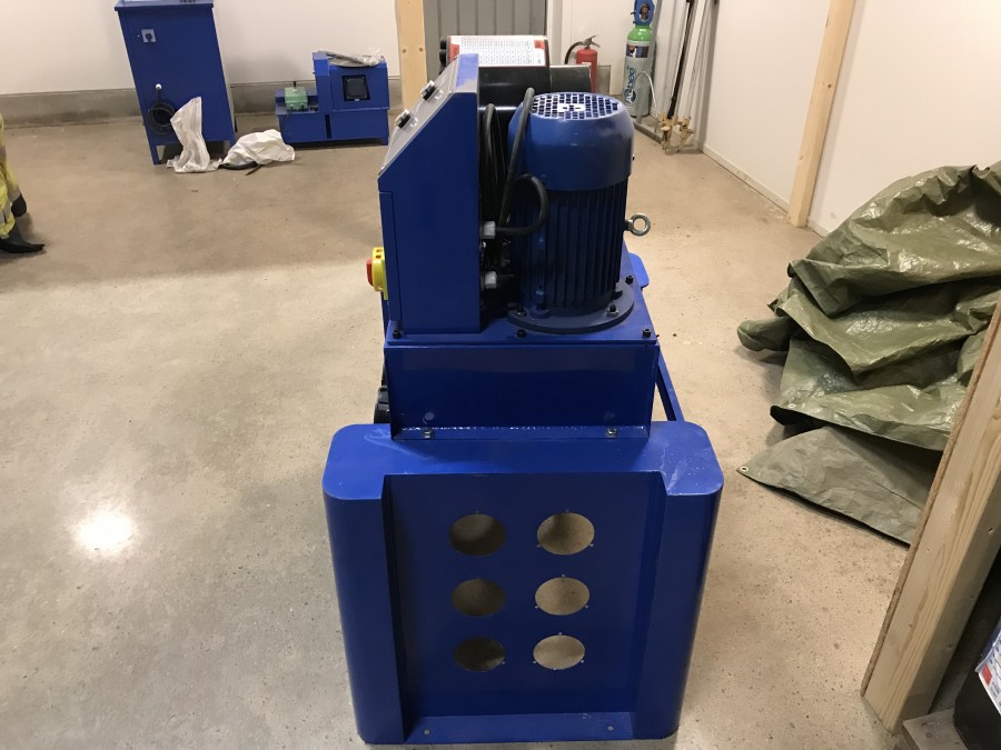 Hydraulslangpress med slangkap och slangskalare