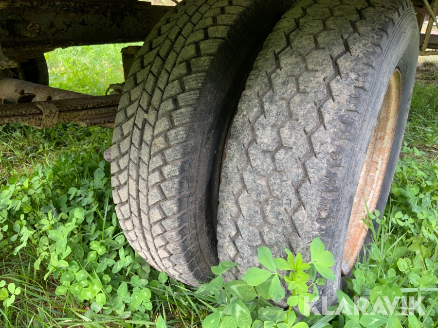 Klaravik Auktioner | Rundbalsvagn till traktor