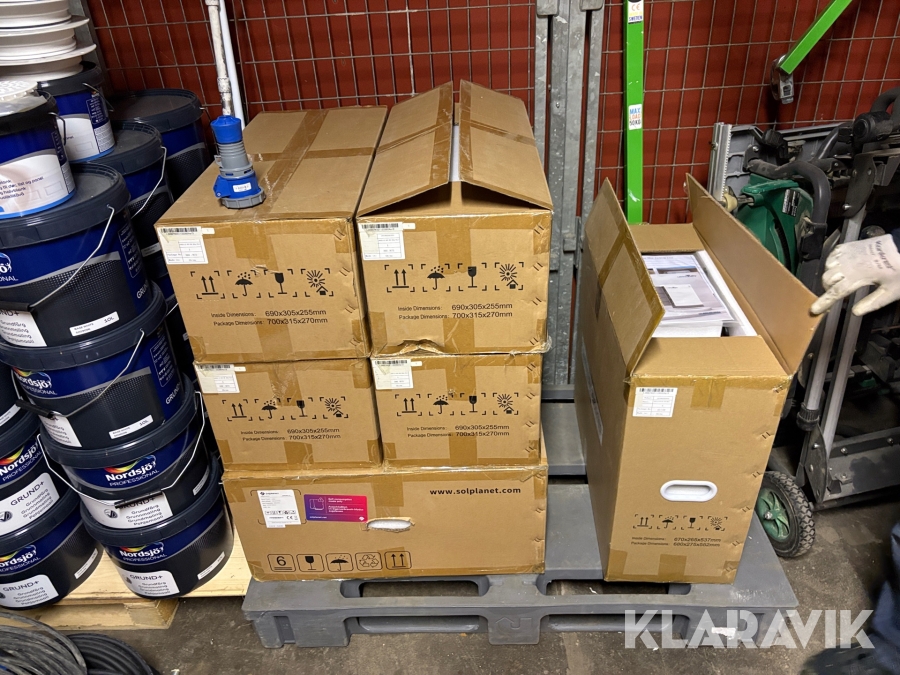 Solcellsbatterier, omvandlare och modulhus Solplanet, system